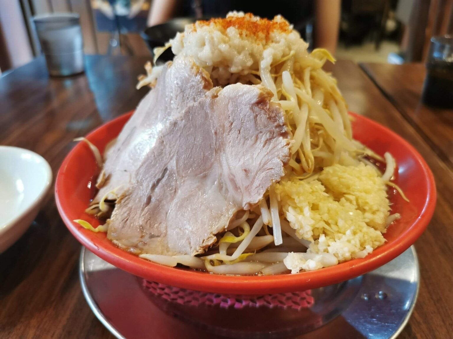 【内田家ラーメンuchidaya】バンコクタニヤ通りの次郎家系ラーメン – Thai Oishi